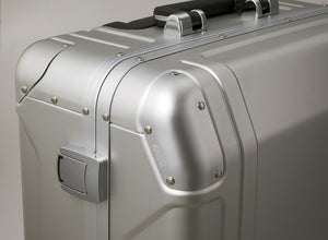 Zero Halliburton Geo Aluminum 28 Inch 4 Wheel Spinner Travel Case